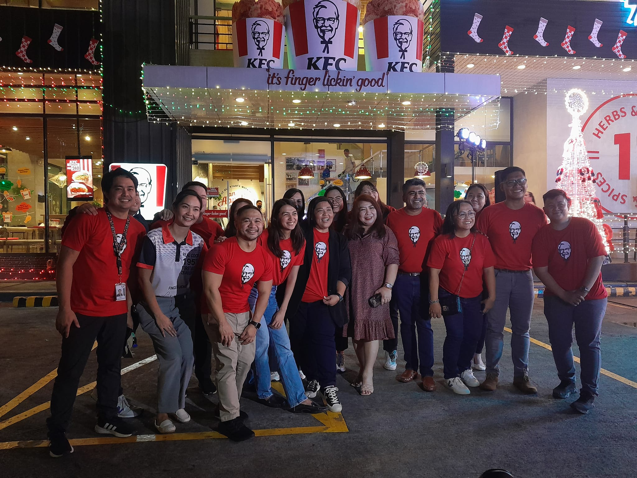 KFC Bonifacio Triangle Store Dress up and Christmas Lighting – ModernJournalTrends