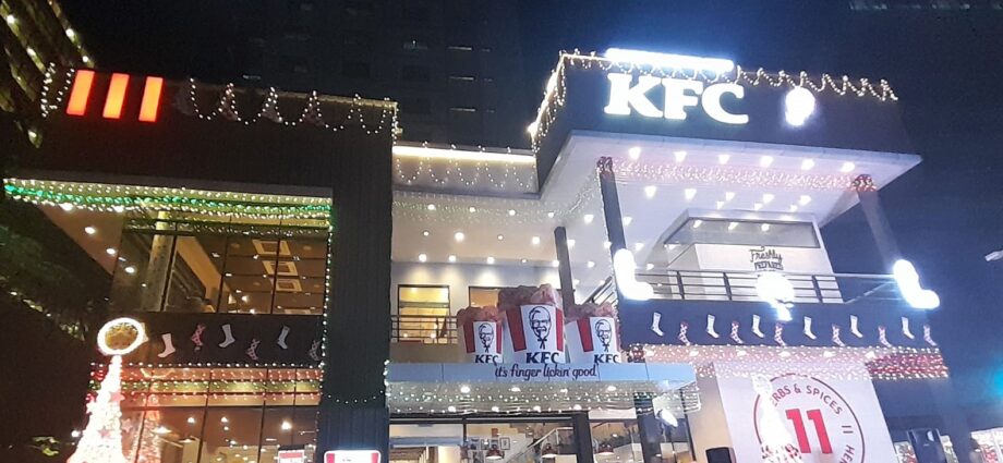 KFC Bonifacio Triangle Store Dress up and Christmas Lighting ...
