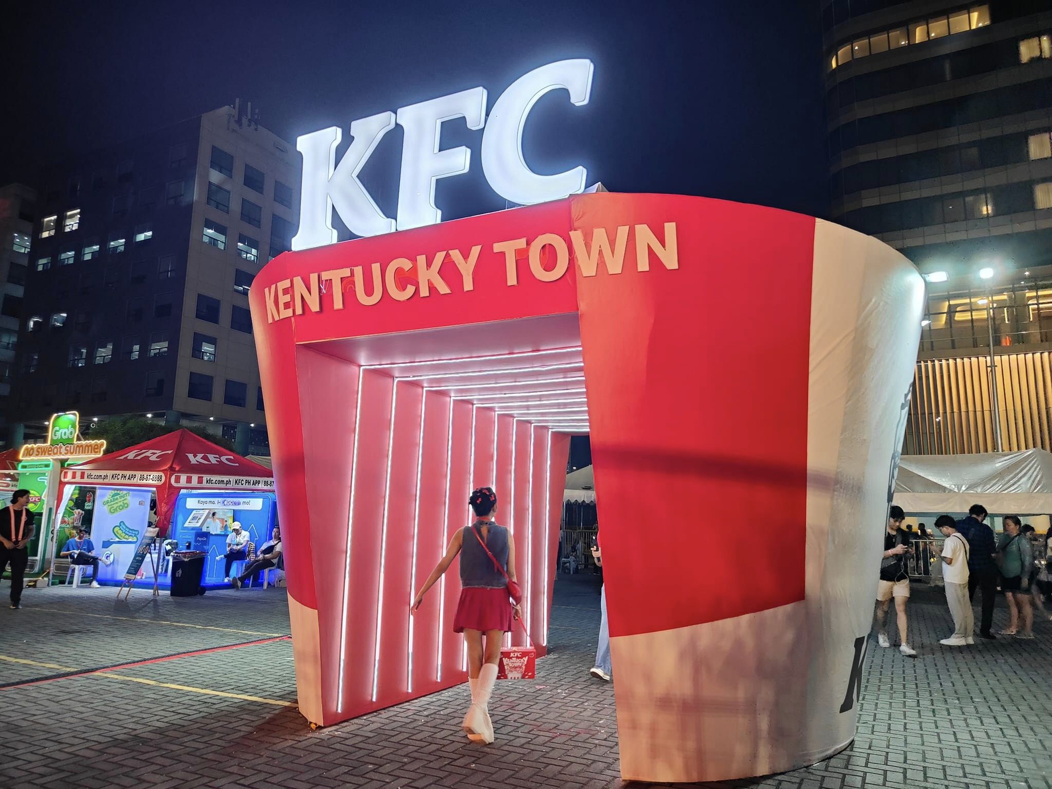 PAINT THE TOWN RED AT THE KFC KENTUCKY TOWN MUSIC AND ARTS FESTIVAL ...