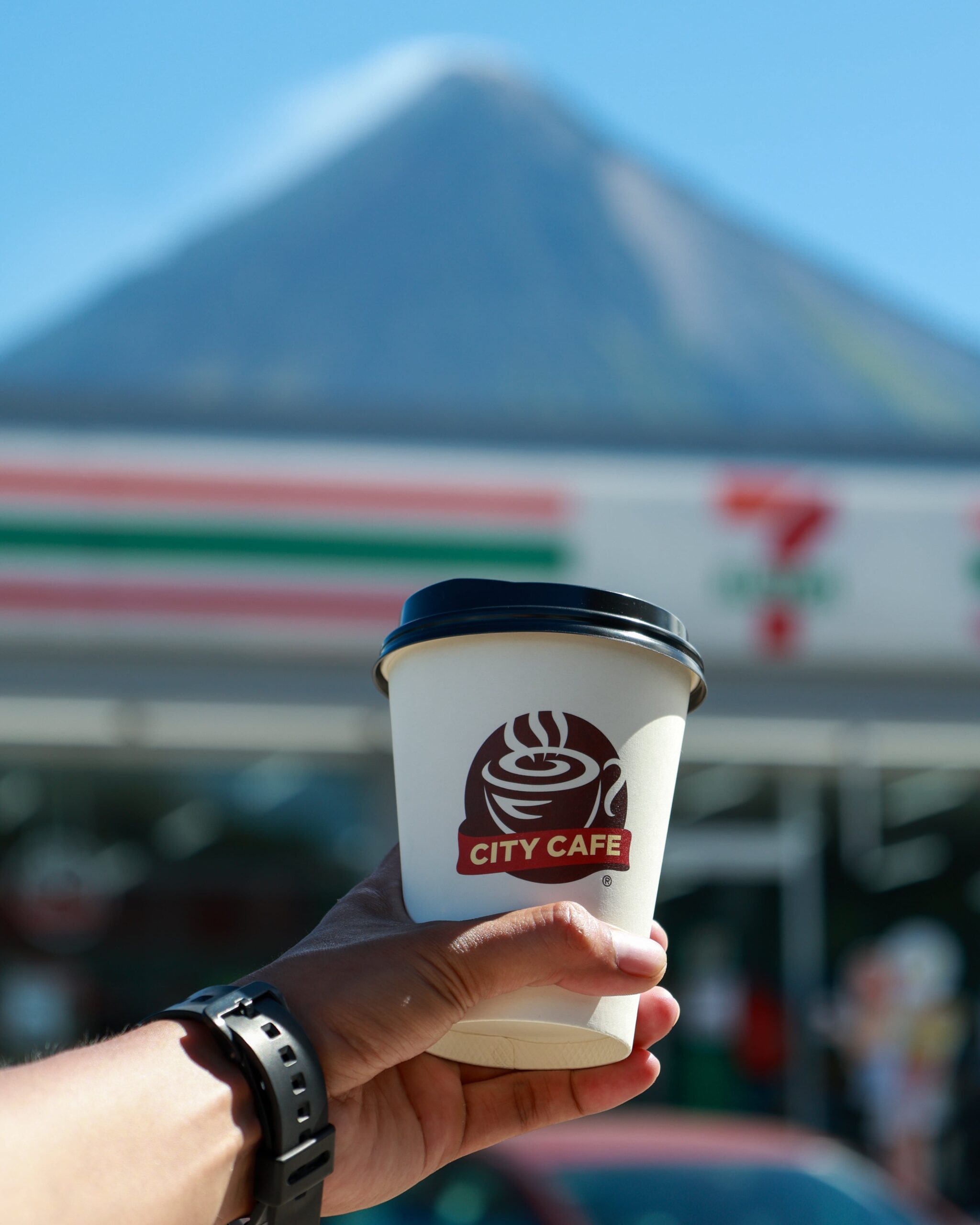 7-Eleven Branch in Albay Boasts a Breathtaking Backdrop of the Iconic ...